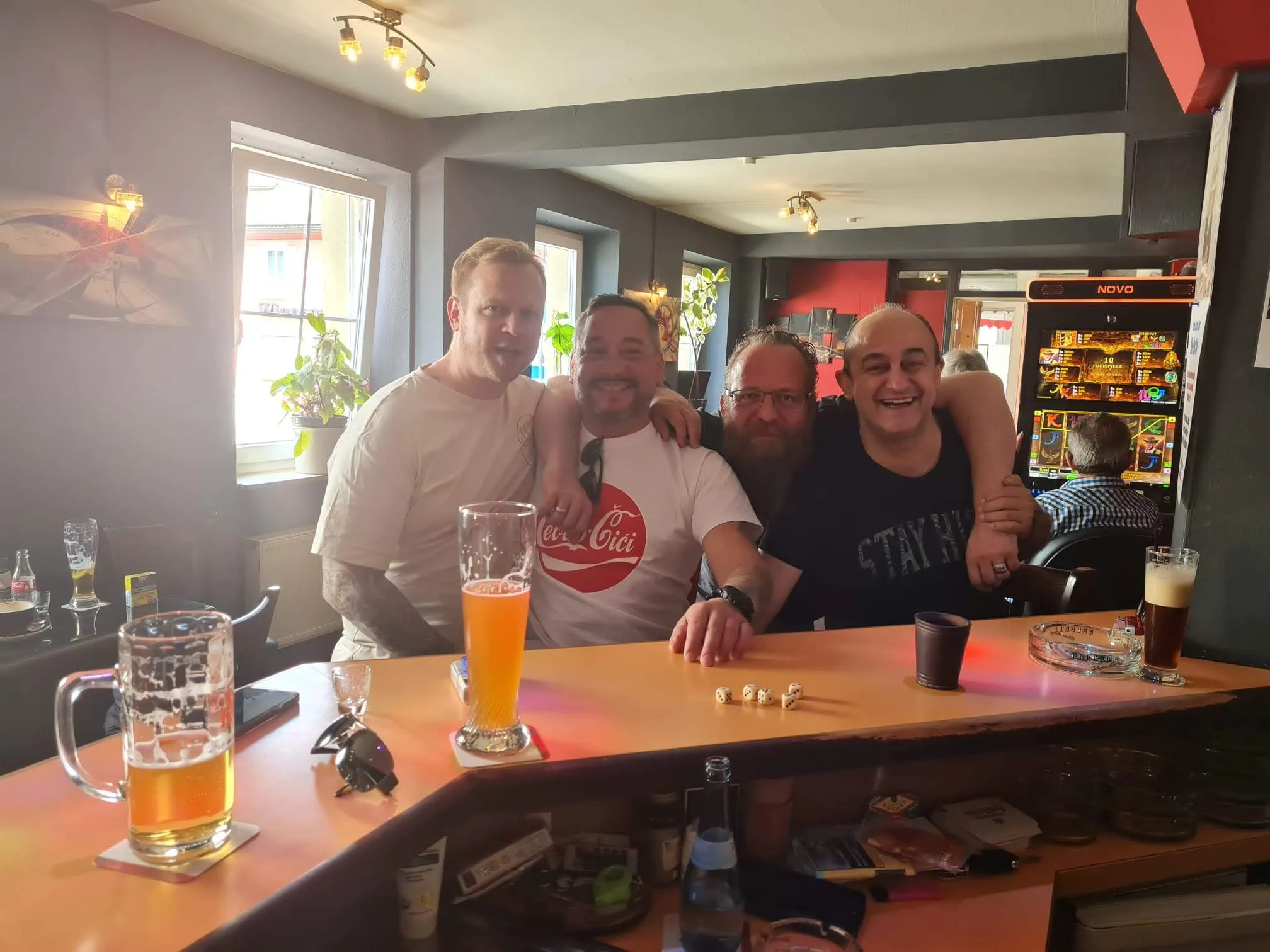 de facto · Cafe Bistro Bar auf Singlepilot.com