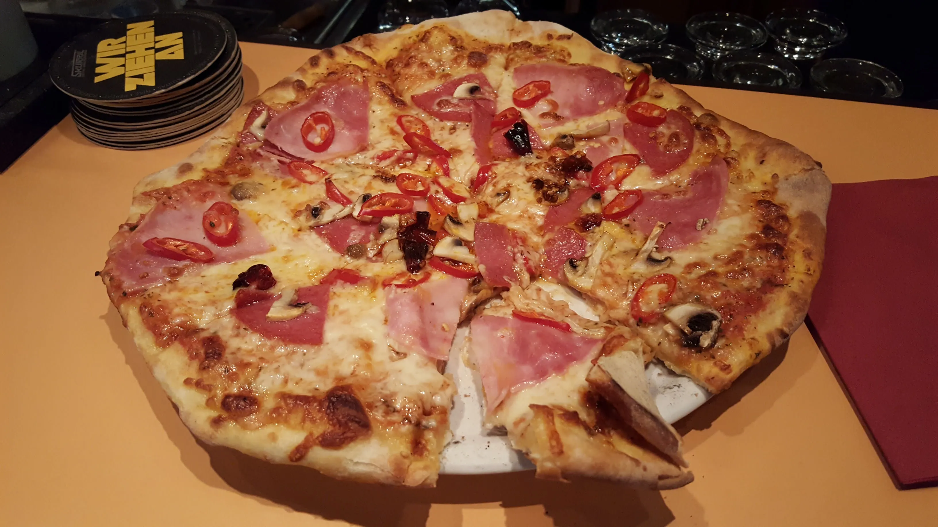 de facto · Cafe Bistro Bar auf Singlepilot.com